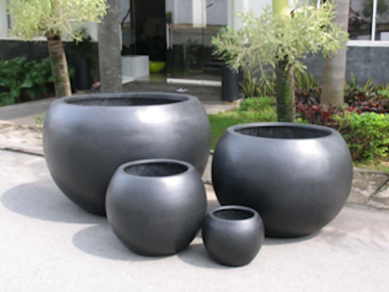 Ball Planter: Modern Design & Stability in Polystone Resin